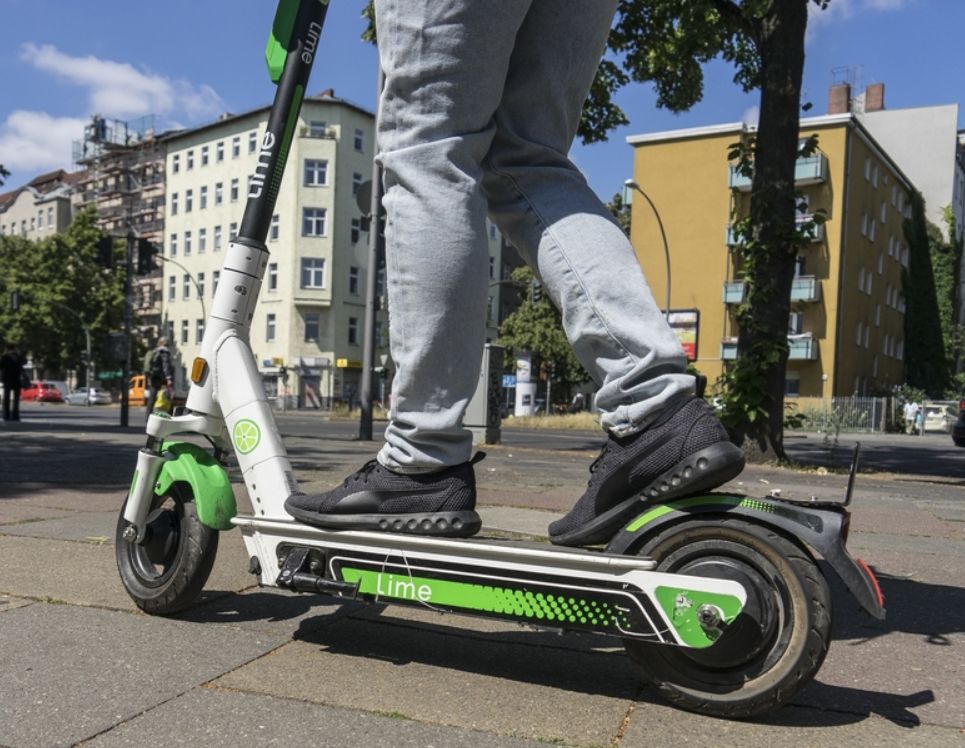 News: Electric scooter braking tips: Stand back and use the rear brake ...