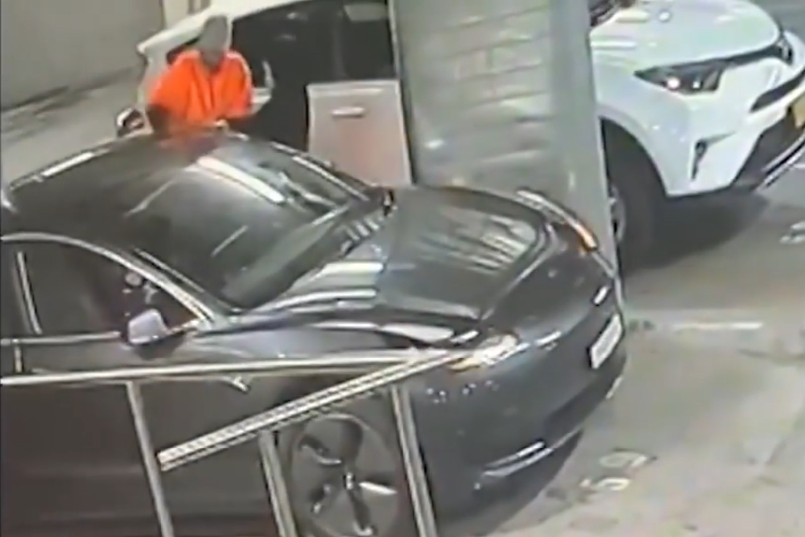 News: Clueless car thieves stealing a Tesla Model 3, foiled by owner ...