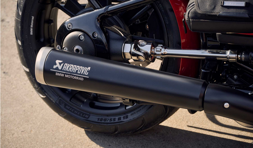 News: BMW Motorrad presents Akrapovic rear silencers for R 18 cruiser | CarSifu