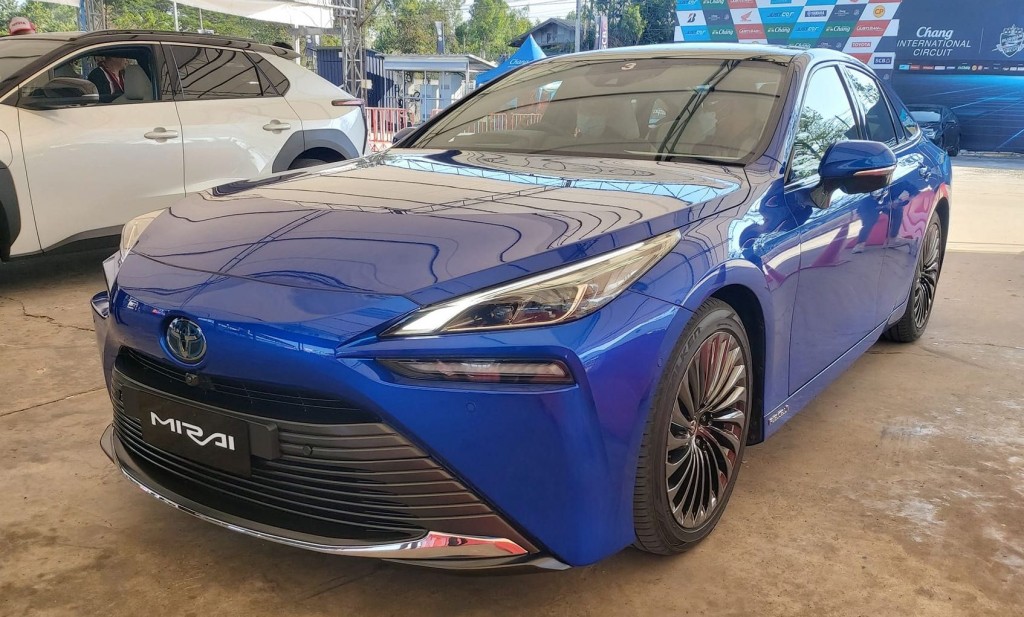 First drive of second-gen Toyota Mirai FCEV | CarSifu