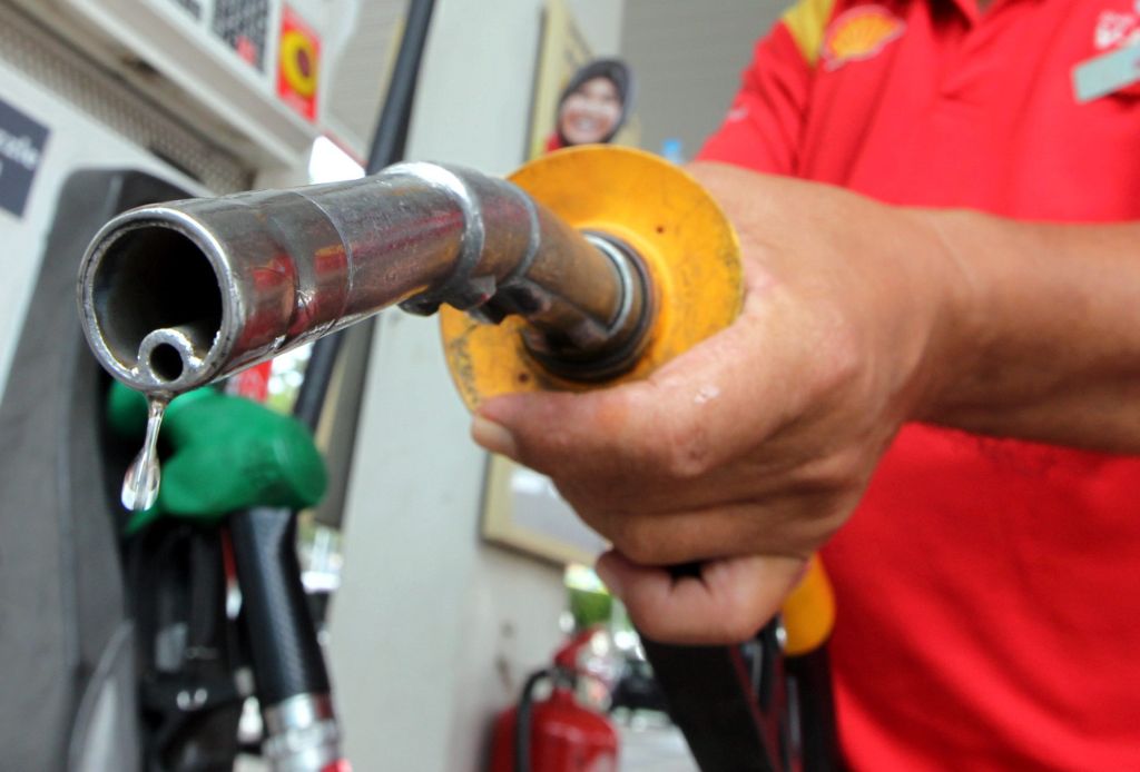 News: Targeted RON95 petrol subsidies will be delayed, says Ahmad Maslan | CarSifu
