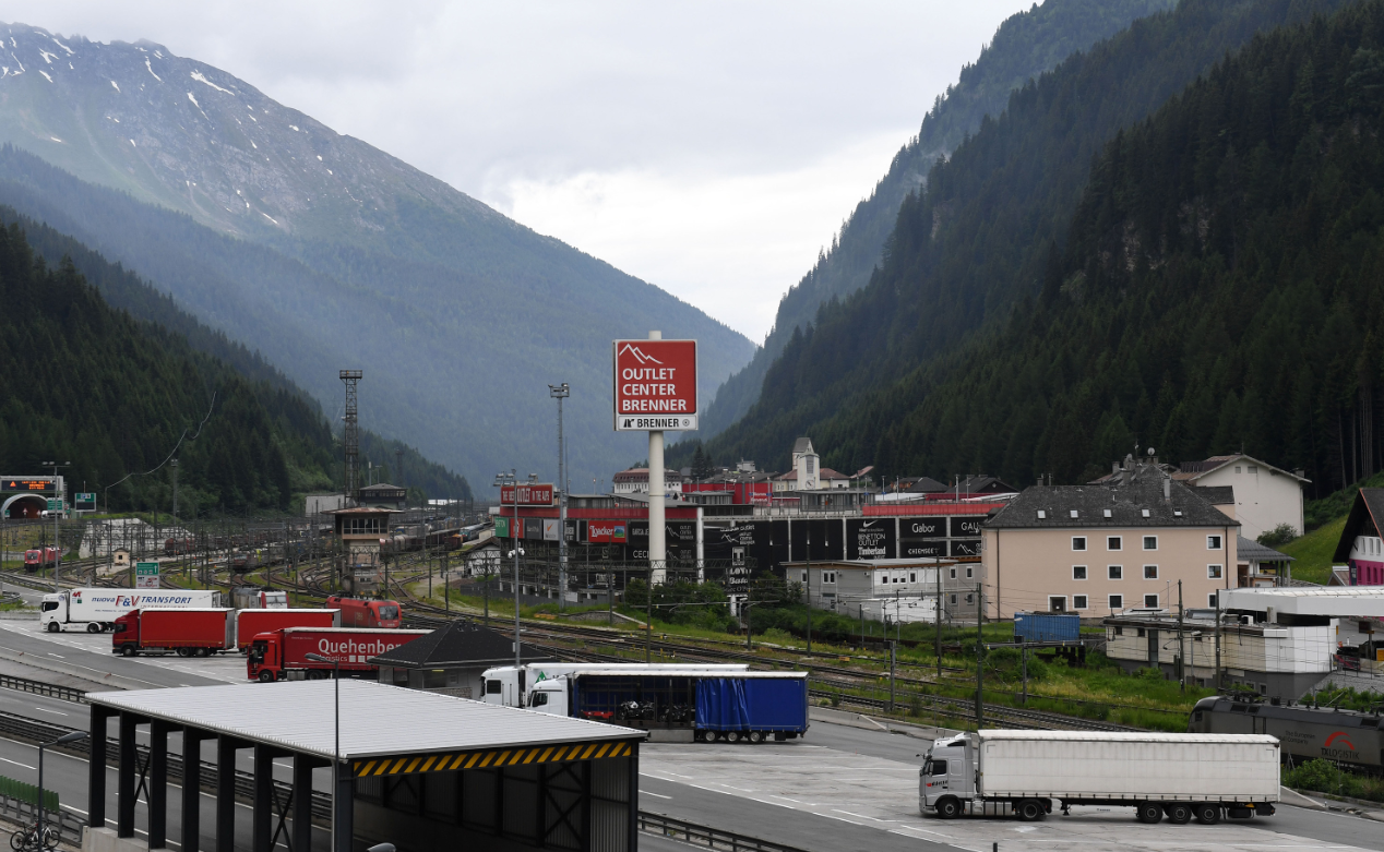 News: Trucks crossing Europe’s busiest Alpine pass may need to reserve ...