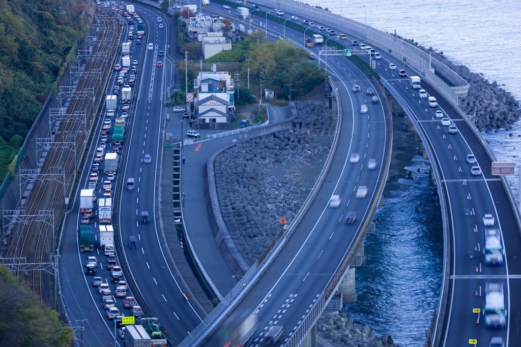 Setting up highway lanes for self-driving trucks | CarSifu