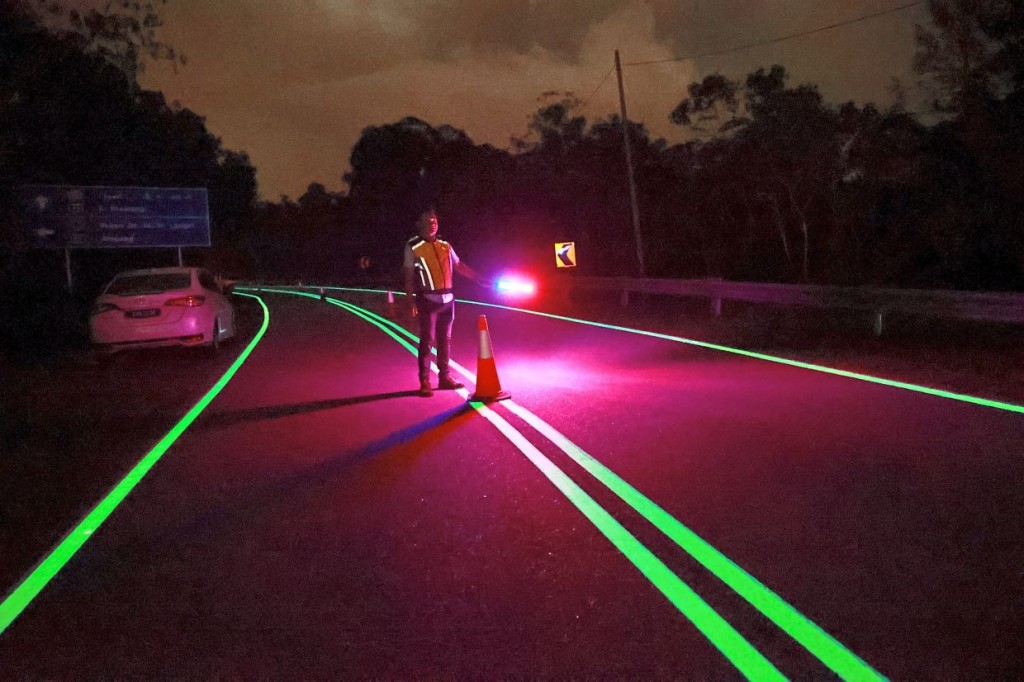 Glow-in-the-dark road markings in Semenyih spark buzz | CarSifu